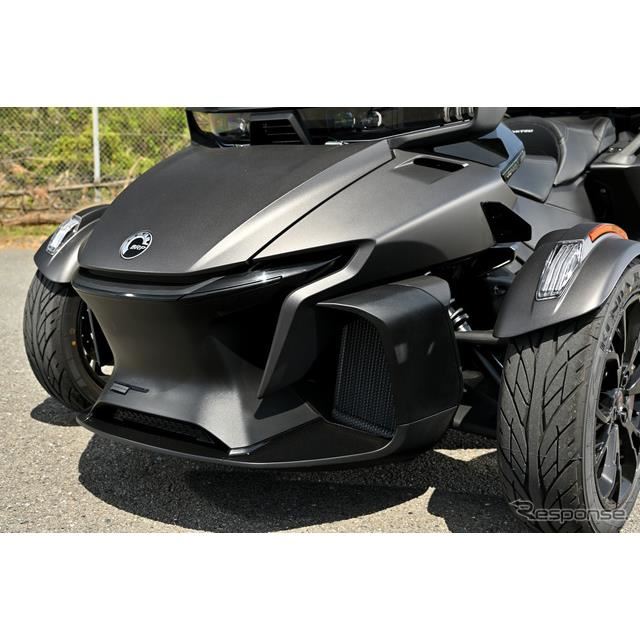 価格.com - 【Can-Am Spyder 試乗】立ちゴケとは無縁の3輪車！だけど乗りこなすには体力づくりが必要かも…西村直人