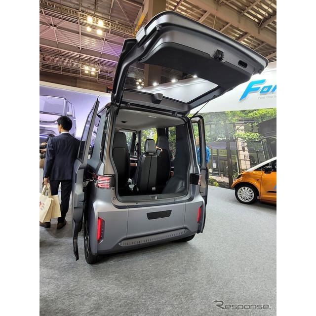 価格.com - 4WSで横にも走る軽EV「FOMM TWO」がデモ走行…ジャパンモビリティショー2023