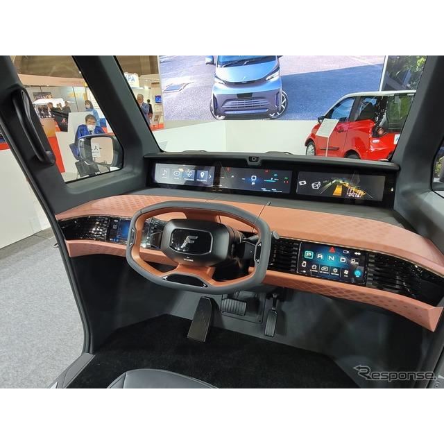 価格.com - 4WSで横にも走る軽EV「FOMM TWO」がデモ走行…ジャパンモビリティショー2023