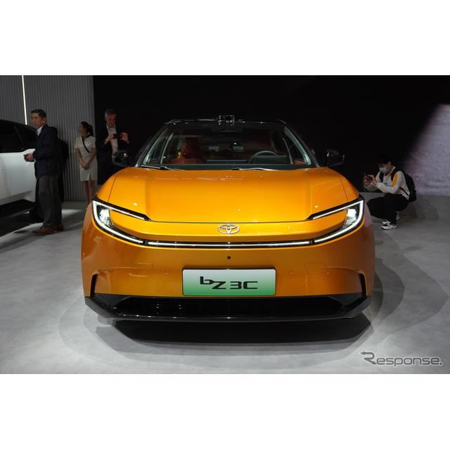 価格.com - 「プリウス顔」が前にも後ろにも!? トヨタ新モデル『bZ3C』、Z世代へアピールなるか