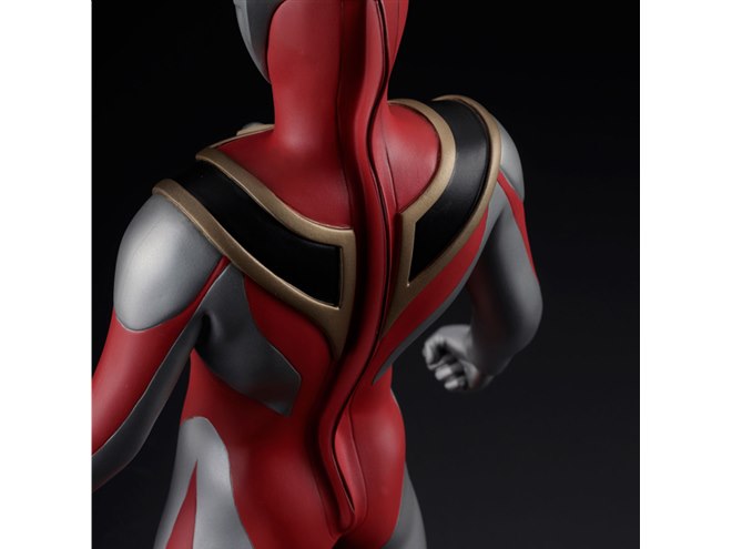 海洋堂、青い光を受け取りバージョンアップした「ウルトラマン 海洋堂、青い光を受け取りバージョンアップした「ウルトラマン