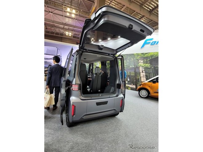 価格.com - 4WSで横にも走る軽EV「FOMM TWO」がデモ走行…ジャパンモビリティショー2023