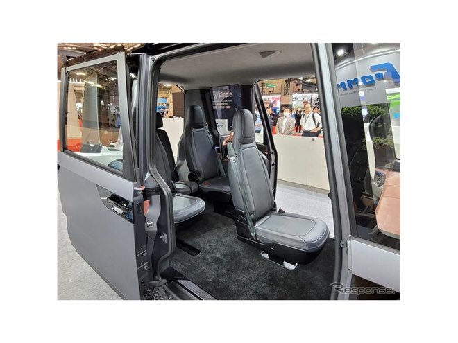 価格.com - 4WSで横にも走る軽EV「FOMM TWO」がデモ走行…ジャパンモビリティショー2023