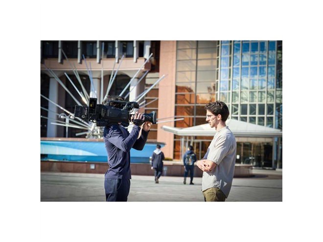 価格.com - ソニー、5G対応のポータブルデータトランスミッター「PDT-FP1」本日2月7日予約開始