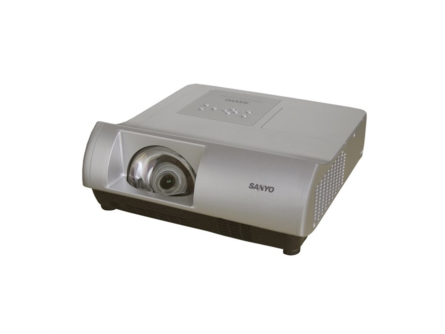 価格.com - 三洋、超・短焦点レンズ採用の液晶プロジェクター