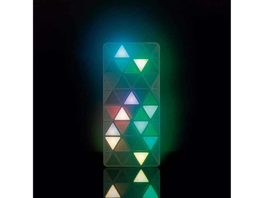 価格.com - au、「iida」の新モデル「LIGHT POOL」