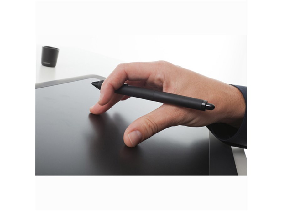 価格.com - ワコム、マルチタッチ対応のプロ向けペンタブレット「Intuos 5」