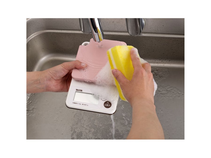 価格.com - タニタ、水や中性洗剤で丸洗いできるクッキングスケール「KW-301/201」