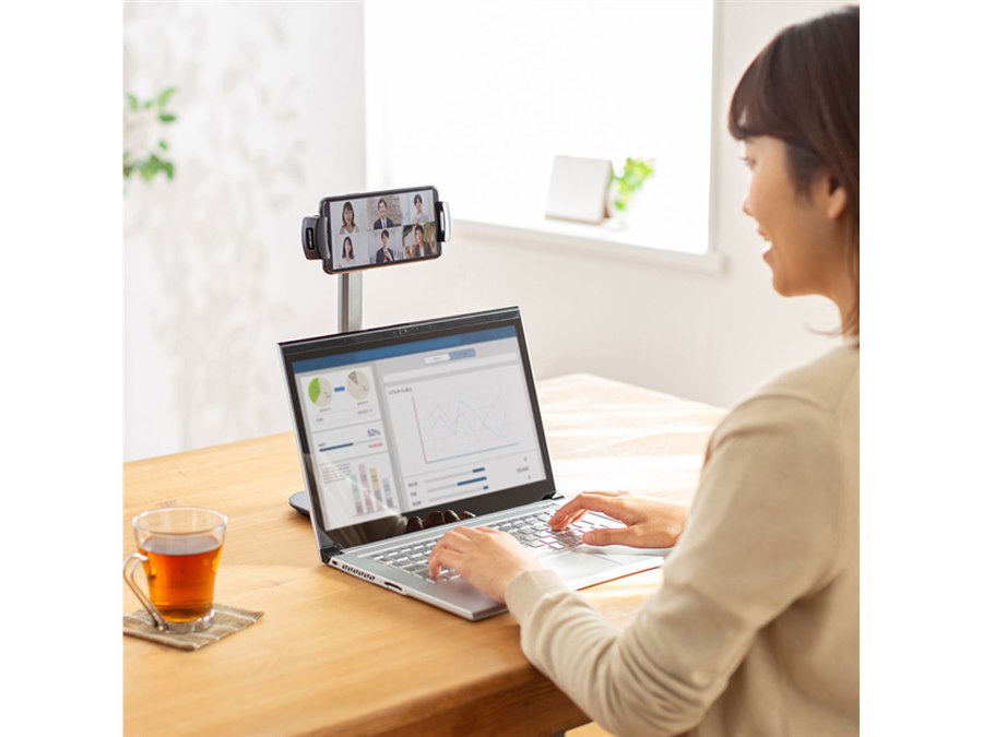 価格.com - サンワ、“目線に近い高さ”に調節できるスマホスタンド「PDA-STN46BK」