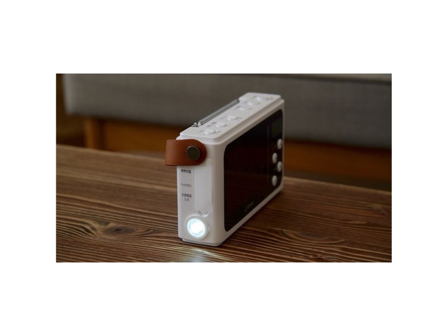 価格.com - 山善、従来から画面サイズが大きくなった「手回し充電テレビ+ラジオ JYTM-RTV430」