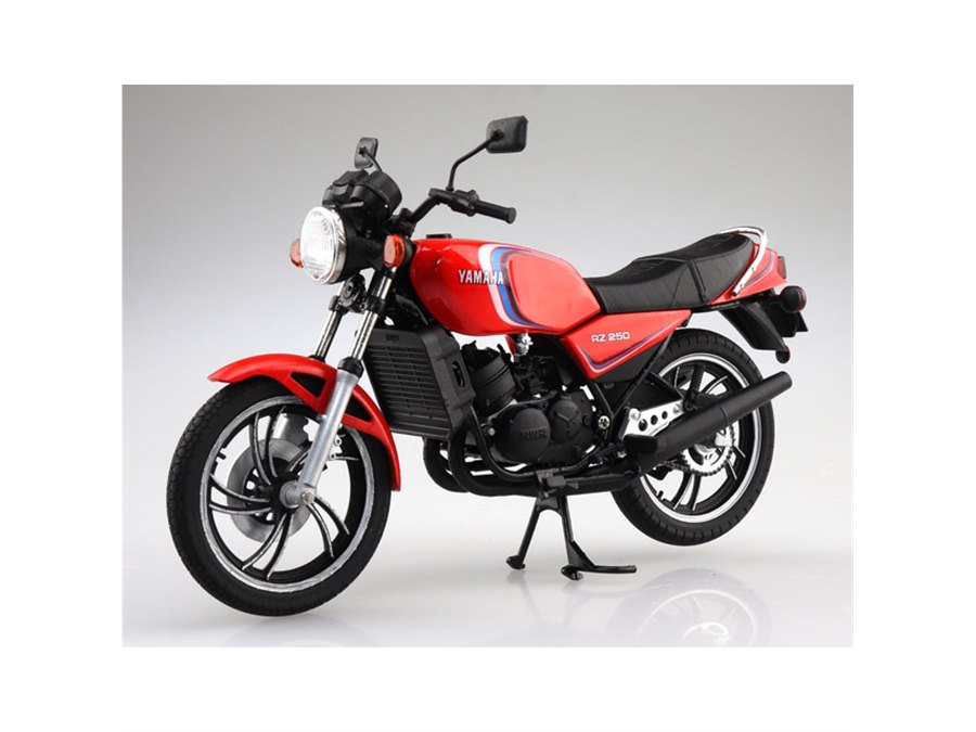 価格.com - 「Yamaha RZ250」がAOSHIMA “完成品バイク”シリーズに登場、YSPカラーなど3色