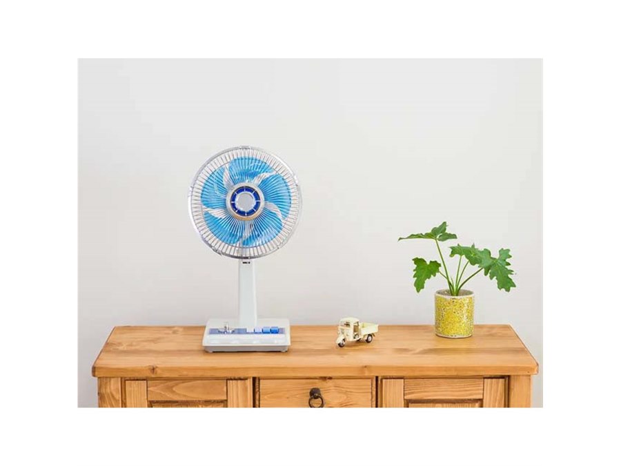 価格.com - コイズミ、昭和レトロ風デザインでコンパクトタイプの「ミニ扇風機」を発売