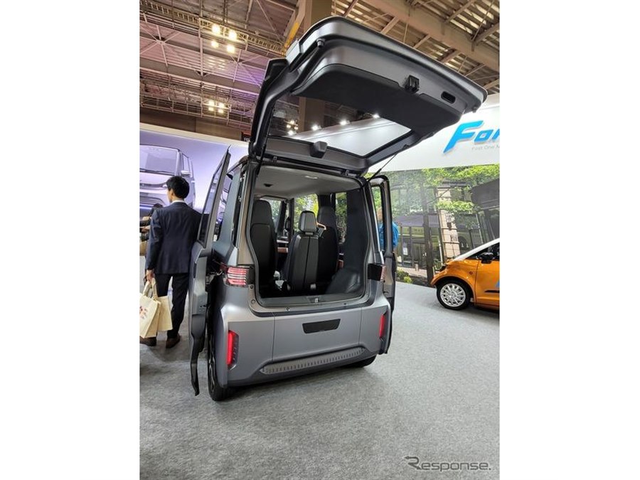 価格.com - 4WSで横にも走る軽EV「FOMM TWO」がデモ走行…ジャパンモビリティショー2023