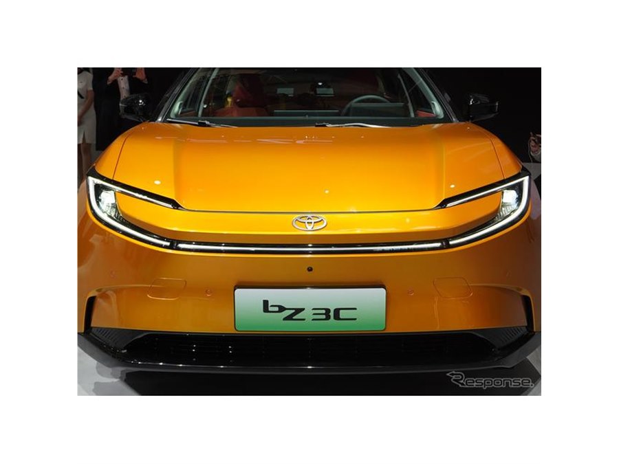 価格.com - 「プリウス顔」が前にも後ろにも!? トヨタ新モデル『bZ3C』、Z世代へアピールなるか
