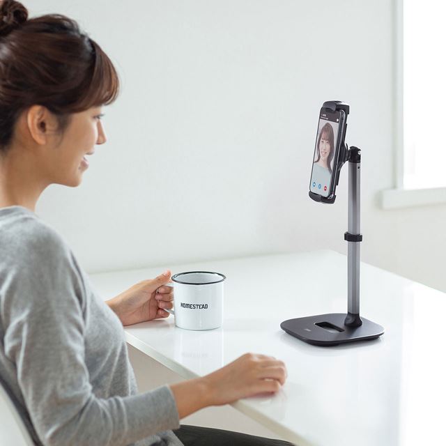価格.com - サンワ、“目線に近い高さ”に調節できるスマホスタンド「PDA-STN46BK」