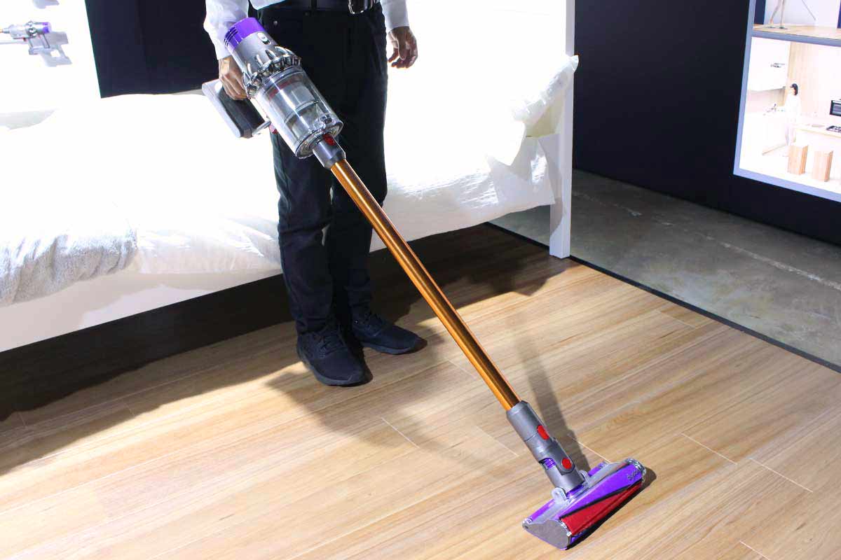 こんな掃除スタイル初めて！ “パイプが曲がる”Sharkのコードレススティック掃除機「EVOFLEX」 - 価格.comマガジン