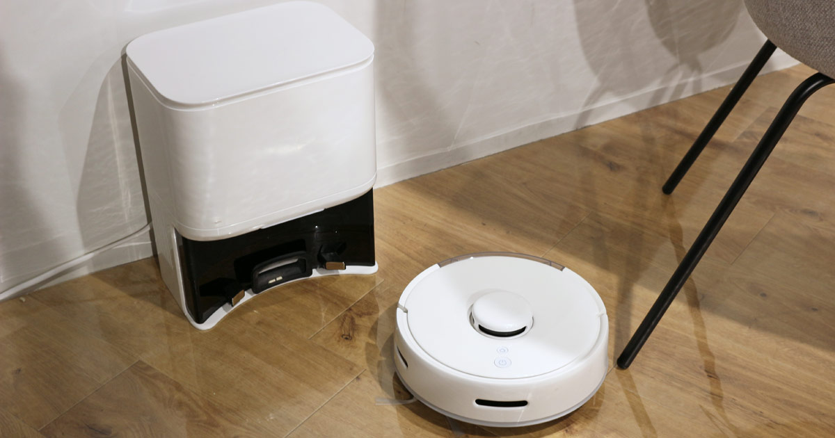狭いところもおまかせ！ 直径25cm以下の世界最小級「SwitchBot ロボット掃除機 K10+」登場 - 価格.comマガジン