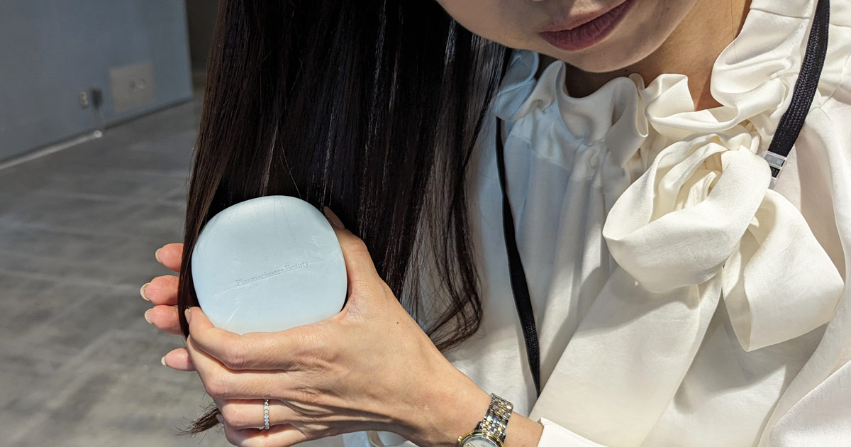 浮き毛や広がる髪がブラッシングでまとまる！ プラズマクラスターヘアブラシ「Smoome（スムーミー）」の実力は？ - 価格.comマガジン