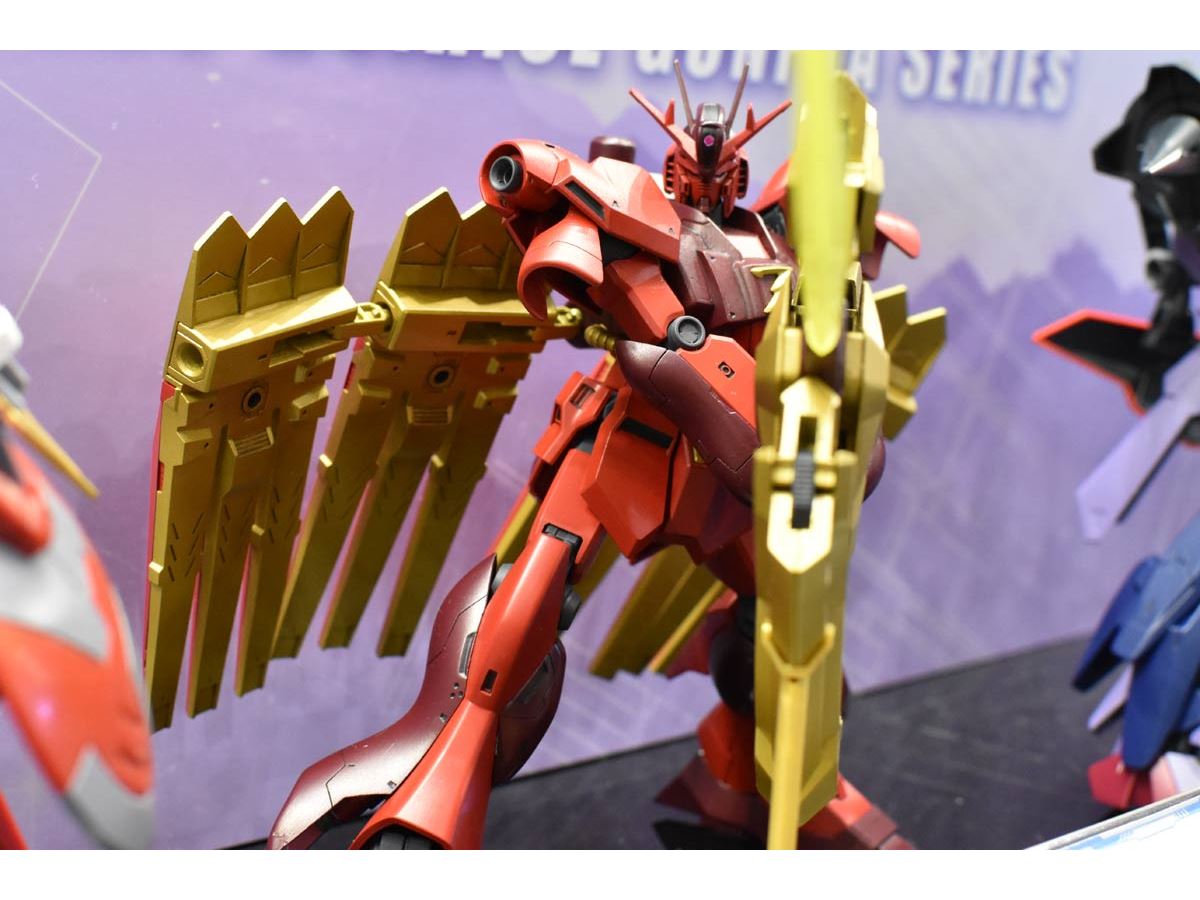 赤きニューガンダム」がジオン軍のエンブレムを模した大剣を携え 赤きニューガンダム」がジオン軍のエンブレムを模した大剣を携え