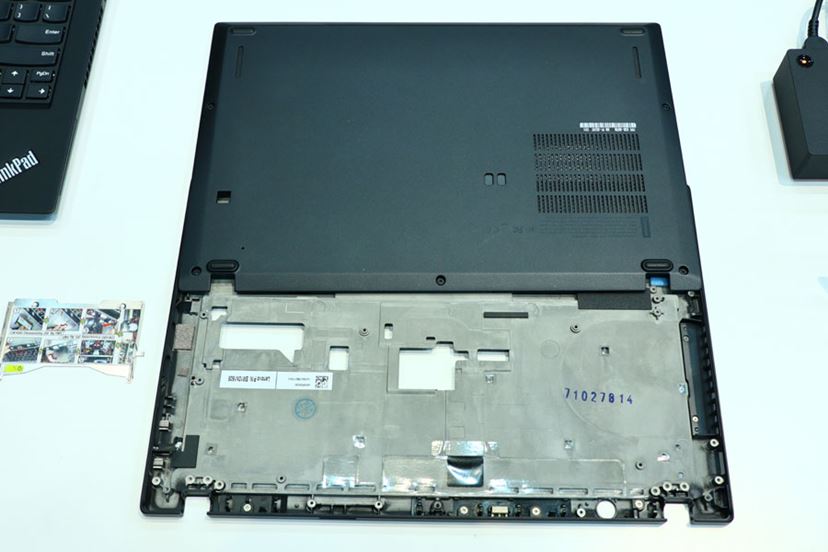 根強い人気の小型ThinkPadが薄型・軽量に! 12.5型で約1.13kgの 根強い人気の小型ThinkPadが薄型・軽量に! 12.5型で約1.13kgの