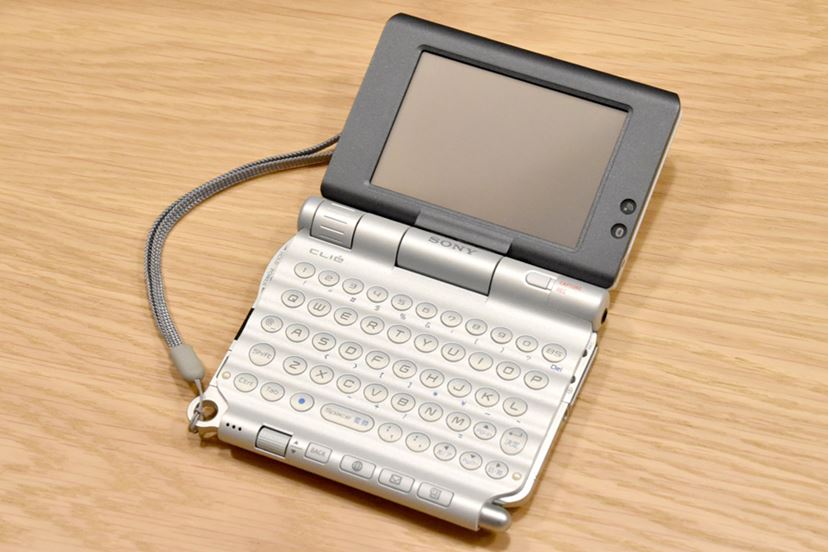 CLIEをPDAと呼ぶな」コンバージド・デバイスの先がけとして開発 CLIEをPDAと呼ぶな」コンバージド・デバイスの先がけとして開発
