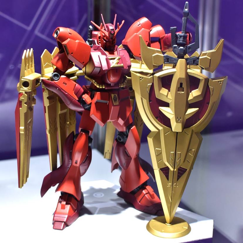 赤きニューガンダム」がジオン軍のエンブレムを模した大剣を携え 赤きニューガンダム」がジオン軍のエンブレムを模した大剣を携え